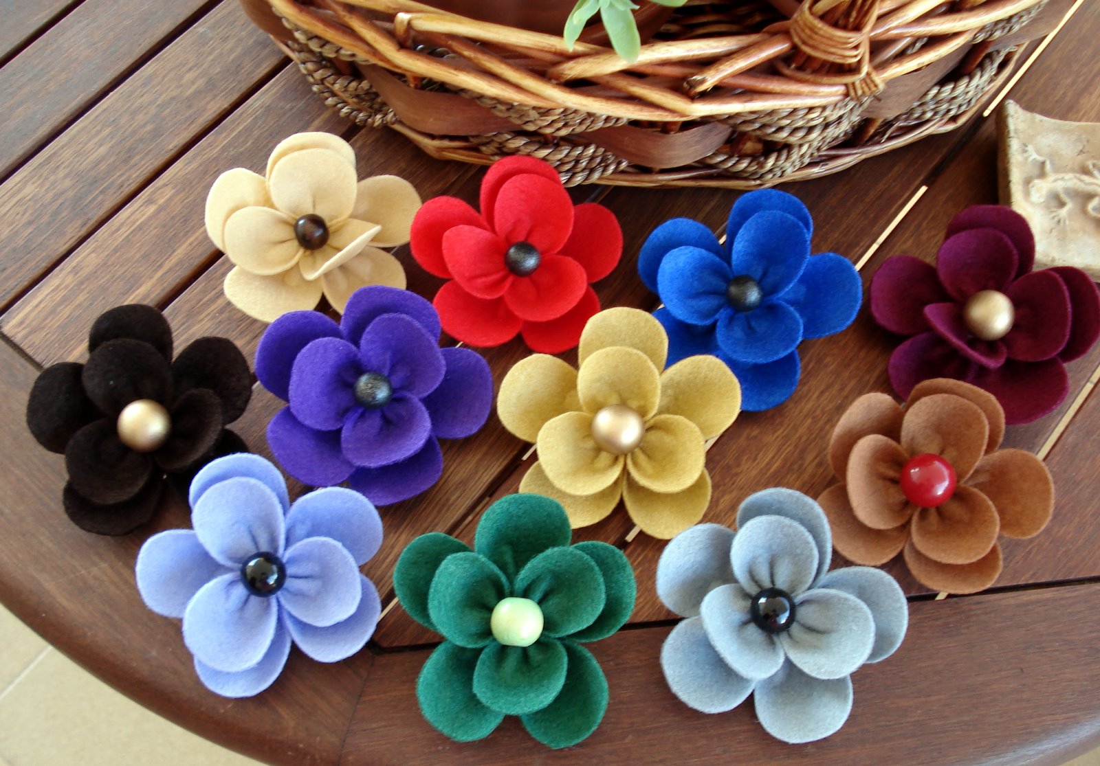 La golondrina coqueta: BROCHES FLOR DE FIELTRO