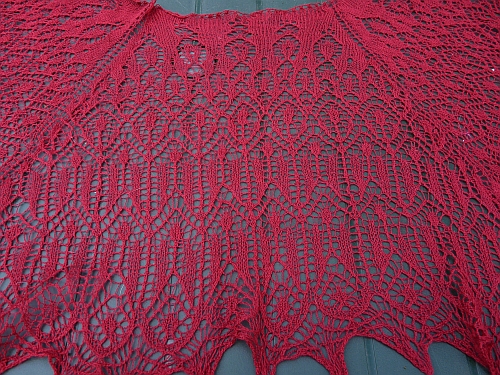 Hennybestrickt: Ein rotes Tuch