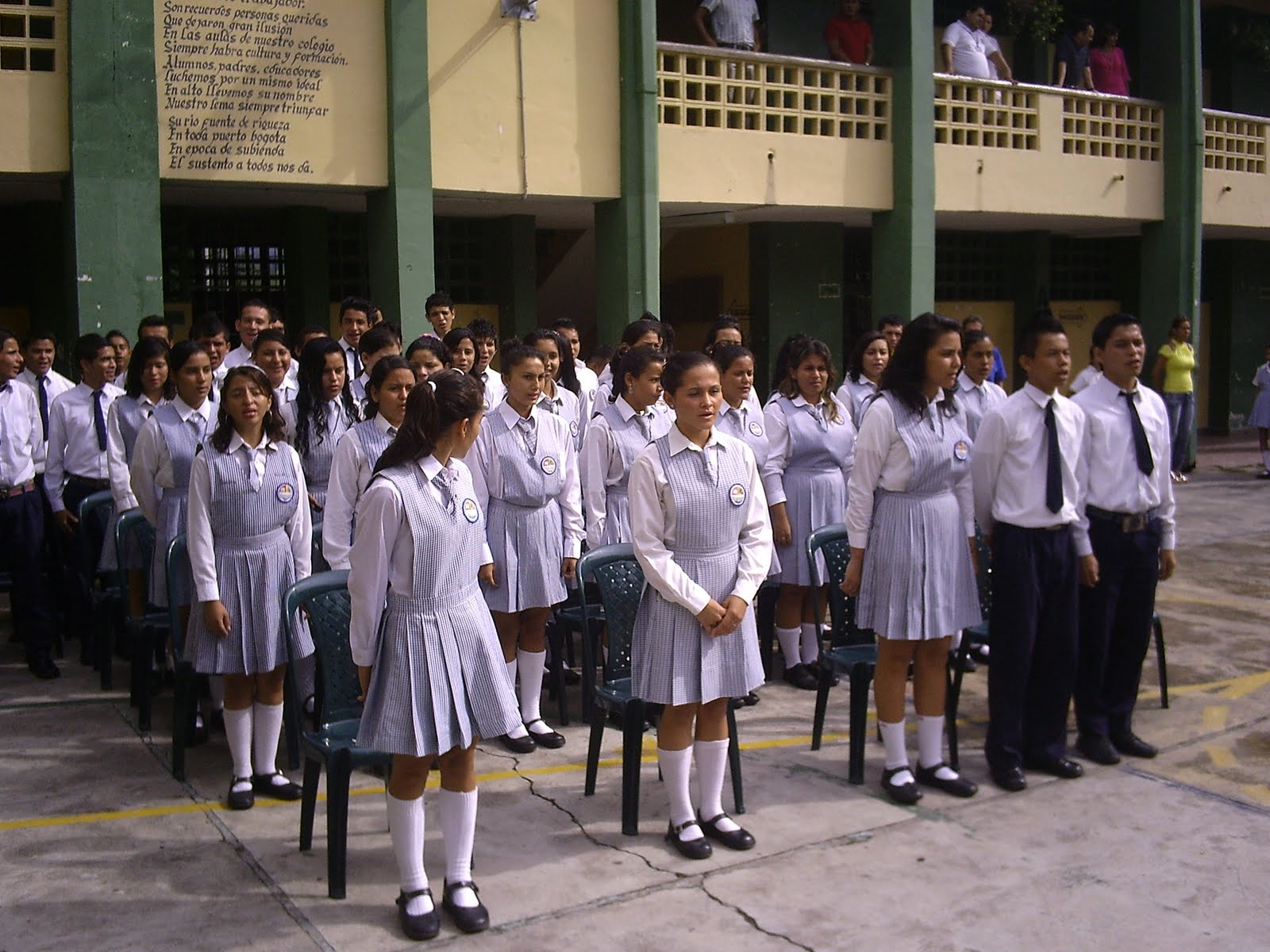 PUERTO BOGOTÁ HOY: Entrega de simbolos de parte del Grado Once al Grado Decimo