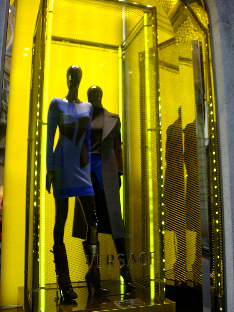 Lèche-vitrines: Vitrinas Versace em Milão
