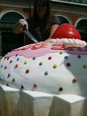 things i like, things i hate: The Biggest cake in the world...