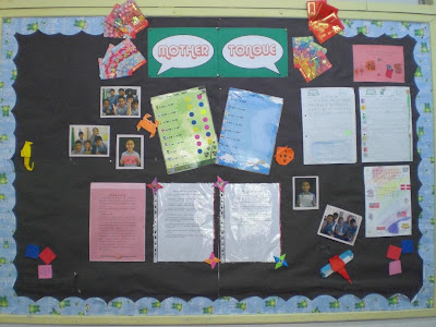 Qiaonan Primary: Chinese Class 4-3 (2009): A look at others notice board