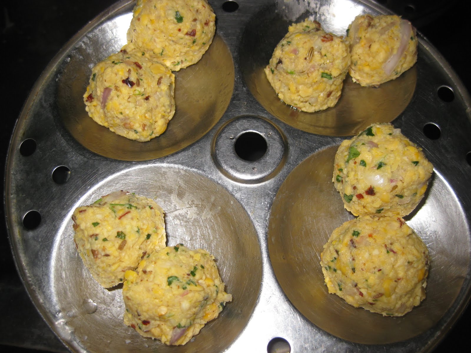 Learning-to-cook: Paruppu Urundai Kuzhambu (Dhal Balls gravy)