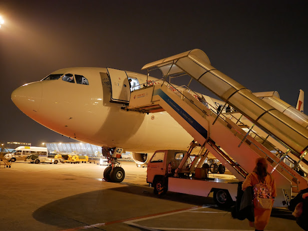 來貘與企鵝的生活日誌: [搭乘紀錄] MU5006 TPE-PVG 台北到上海 印度餐 - 3萬元遊歐洲